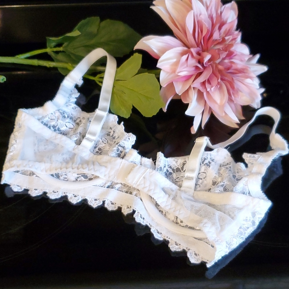 Victoria's Secret White Lace Unlined Bra - Gem